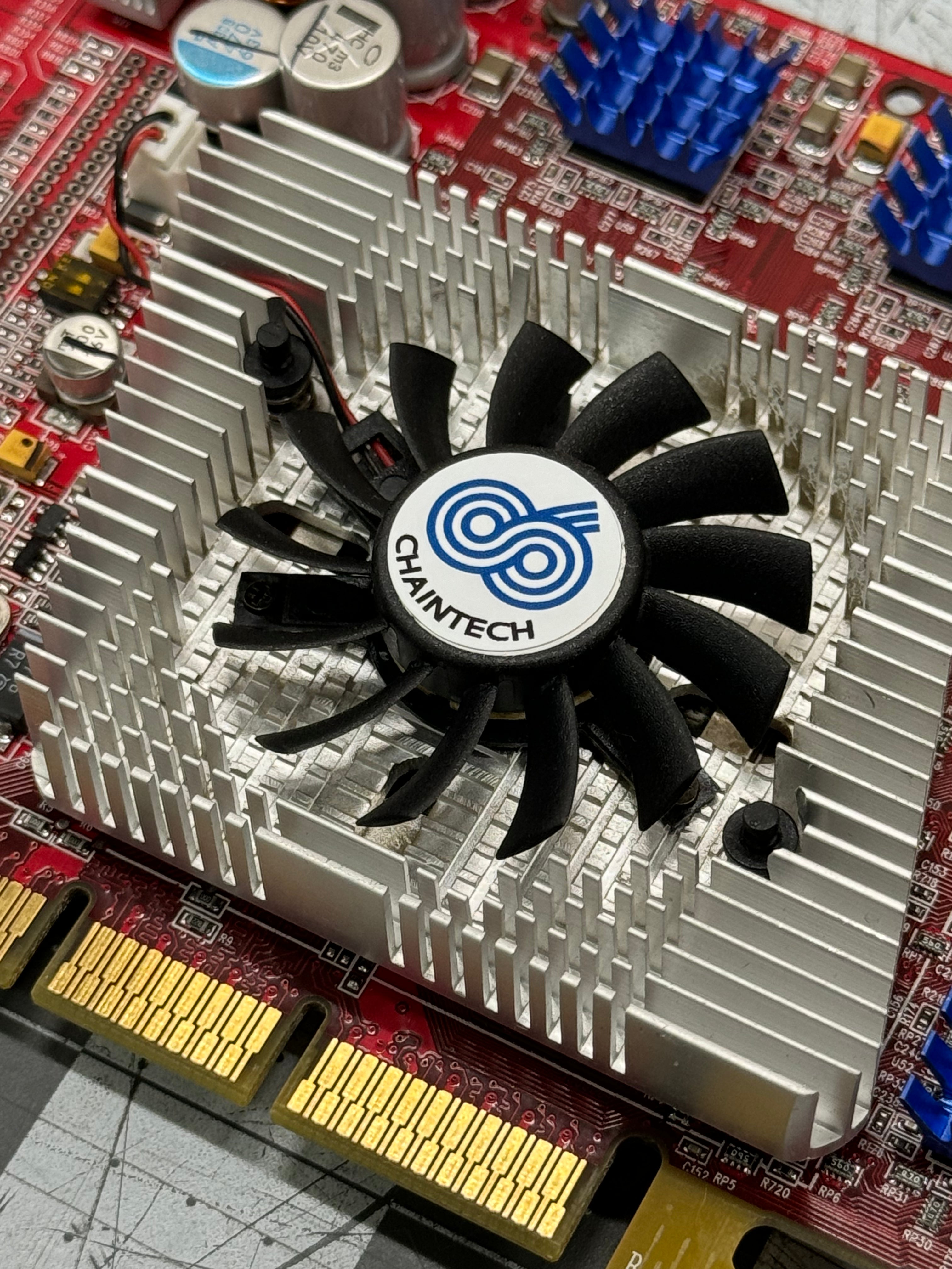 Chaintech 17mm Round Fan Case Badge Sticker - White – Geekenspiel