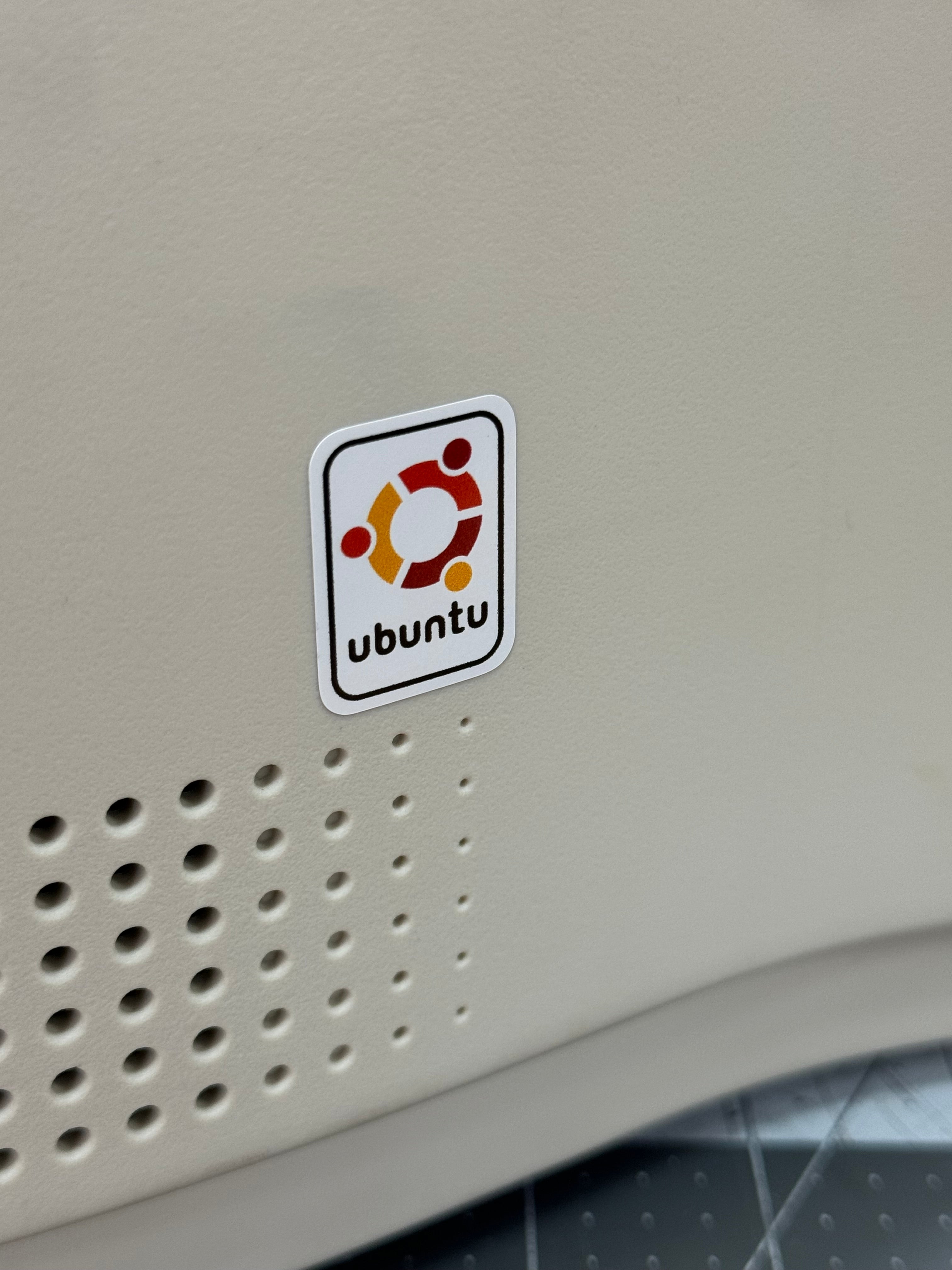 Ubuntu Linux Logo Case Badge Sticker - White – Geekenspiel
