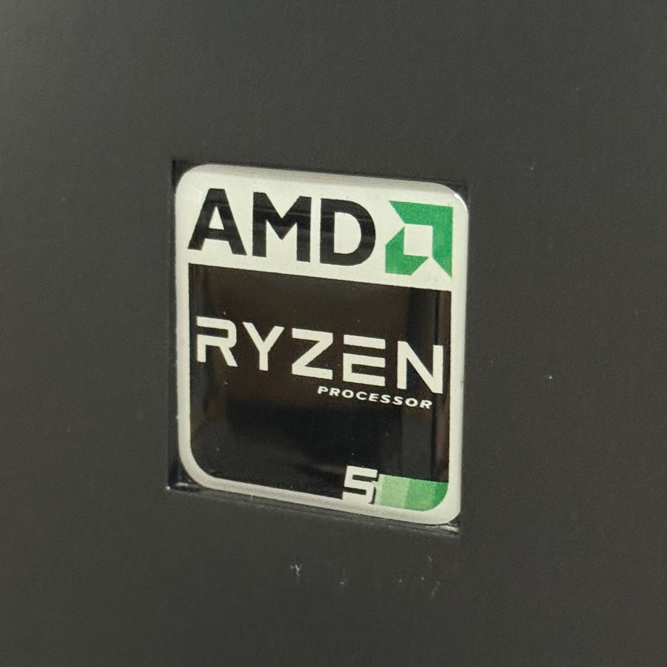 Ryzen 5 Retro-Modern-Sleeper Case Badge Sticker - DOME Wht – Geekenspiel