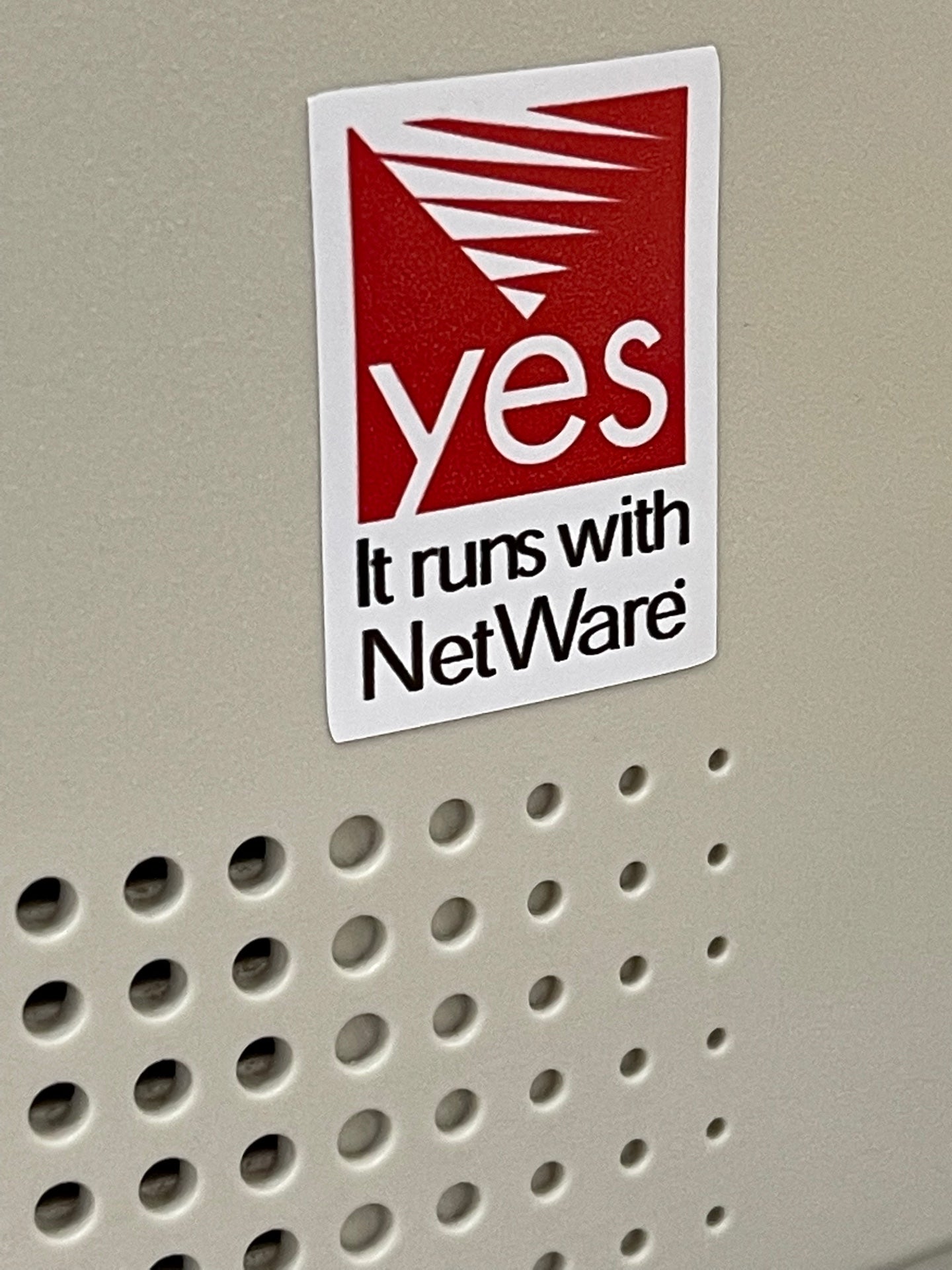 Novell "Yes, It runs with NetWare" Network OS Sticker - White – Geekenspiel