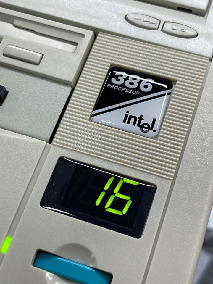 386 "B&W" Case Badge Sticker DOMED – Geekenspiel